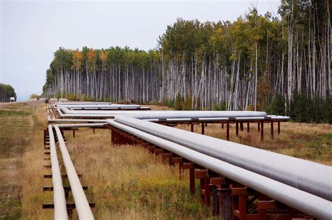 Canadas Oil Sands Tiptoe To Record Output But Keep A Lid On Spending