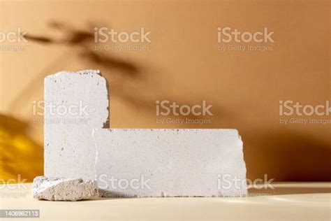 화장품용 콘크리트로 만들어진 기하학적 모양의 배경 베이지 색 배경에 그림자가 있는 직사각형 연단 제품 포장 프레젠테이션을 위한 빈 모형 0명에 대한 스톡 사진 및 기타