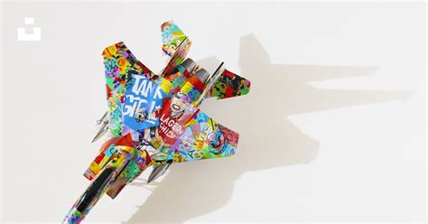 여러 가지 빛깔의 장난감 비행기가 공중에서 날고있다 사진 Unsplash의 무료 생각 이미지