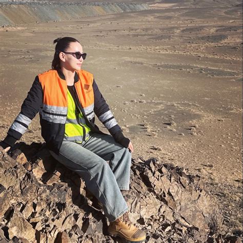 Н Өөрөө би зөндөө алддаг болохоор Өрөөлийг би шүүх дургүй ээ Амьдралд юуч туулж яваа юм билээ