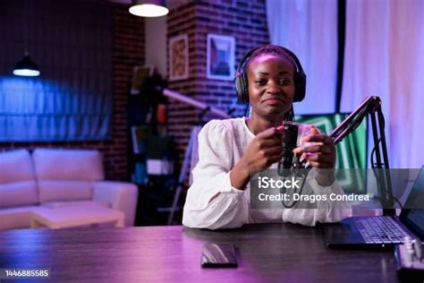 스튜디오에서 팟캐스트 콘텐츠를 만드는 여성 인플루언서의 Pov 노트북에 대한 스톡 사진 및 기타 이미지 노트북 노트북 사용하기 루마니아 Istock