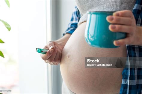 커피와 담배를 들고 큰 배를 가진 임신 여자 임신 중 흡연과 나쁜 습관의 개념 귀여운에 대한 스톡 사진 및 기타 이미지 귀여운 니코틴 담배 Istock