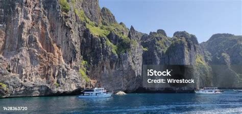 푸른 하늘을 배경으로 나무로 덮인 절벽이있는 아름다운 섬에서 항해하는 선박의 조감도 0명에 대한 스톡 사진 및 기타 이미지 0명 경관 공중 뷰 Istock