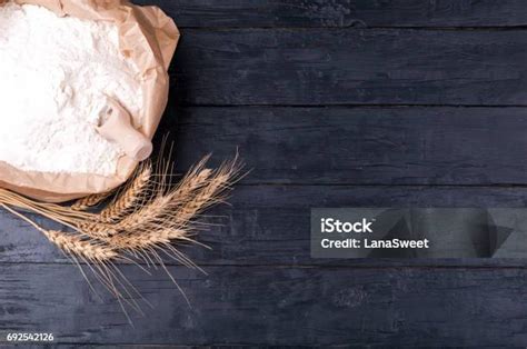 베이킹 배경입니다 밀가루 종이 봉투와 어두운 나무 테이블에 밀 요리 재료입니다 최고의 볼 수 있습니다 공간 복사 빵에 대한 스톡 사진 및 기타 이미지 Istock