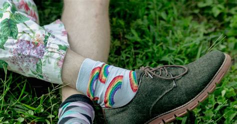 풀밭에 앉아 있는 남자와 여자 사진 Unsplash의 무지개 양말 이미지