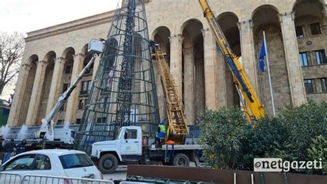 პარლამენტთან ნაძვის ხეს აწყობენ Netgazeti • ნაძვის ხე • Netgazeti Ge