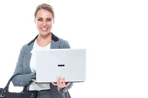 2029세의 카메라정면웨스트 업 2029세 성인 아름다운 코카서스 여성젊은 여성 사업가비즈니스맨이 일하고 있는 양복을 입고 서 있는 사람랩톱컴퓨터를 사용 하 여 20 29