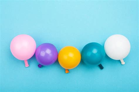 다채로운 풍선 블루 탁상용 보기에 최소한의 구성 생일 또는 파티 배경 0명에 대한 스톡 사진 및 기타 이미지 0명 고풍스런 공휴일 Istock