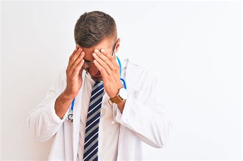 우는 동안 손으로 얼굴을 덮는 슬픈 표정으로 고립 된 배경 위에 청진기를 입은 젊은 잘 생긴 의사 남자 우울증 개념 우울함에 대한 스톡 사진 및 기타 이미지 Istock