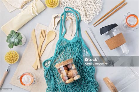 제로 폐기물 개념 환경 친화적인 대나무 칼 메쉬 면 가방 재사용 가능한 커피 텀블러 세트 지속 가능하고 윤리적인 쇼핑 플라스틱 없는 라이프스타일 대나무 재료에 대한 스톡