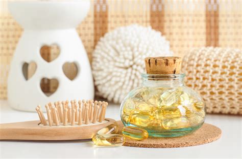 화장품 오일 캡슐과 나무 머리 브러시작은 유리 병 천연 스파 헤어 케어 및 뷰티 트리트먼트 레시피 상단 보기 복사 공간 어유에 대한 스톡 사진 및 기타 이미지 Istock