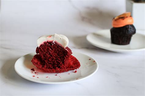 흰색 배경에 버터 크림을 곁들인 반쯤 먹은 레드 벨벳 컵케이크 생일 디저트 결혼식을위한 아름다운 축제 음식 0명에 대한 스톡 사진 및 기타 이미지 Istock