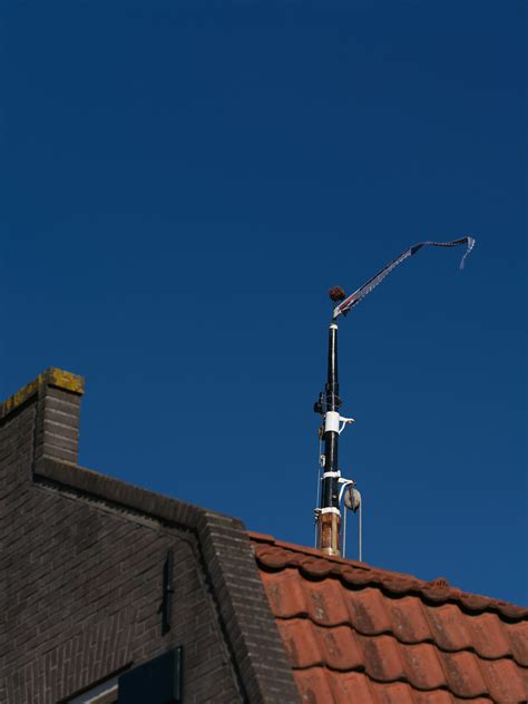 밝고 푸른 하늘을 배경으로 지붕에 안테나 사진 Unsplash의 무료 집 이미지
