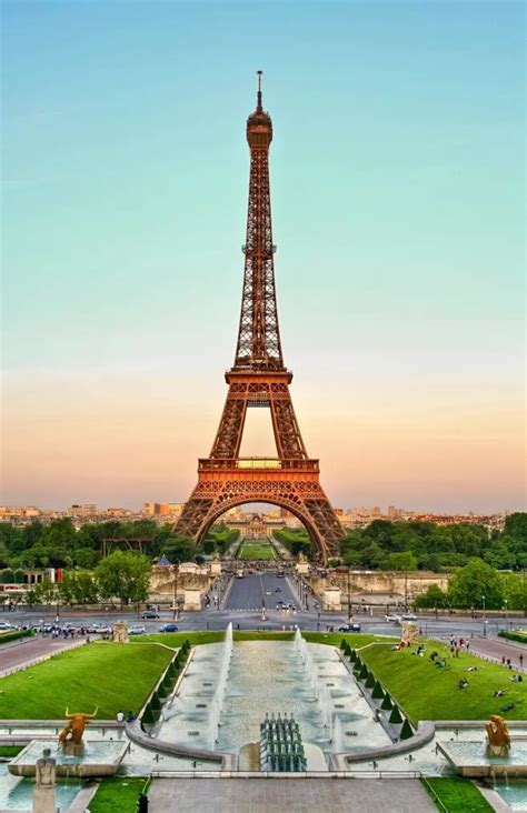 蓝天下的埃菲尔铁塔和广场 巴黎铁塔 巴黎铁塔图片素材 花瓣网