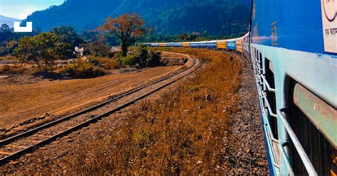 昼間の線路を走る青と白の列車の写真 Unsplashの無料インド写真