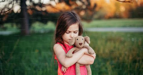 슬픈 화난 백인 소녀 포옹 장난감 아이는 야외 공원에서 부드러운 봉제 곰을 껴안습니다 밖에서 외로운 아이를 잃었다 불행한 어린 시절 문제 생활 방식 사진