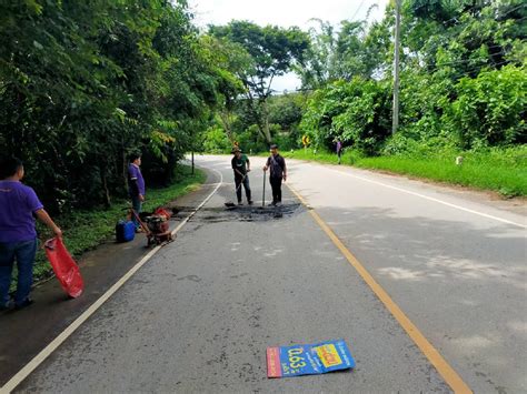 กองช่างฯ ซ่อมแซมถนนลาดยาง สายร่องเสือเต้น ห้วยขม