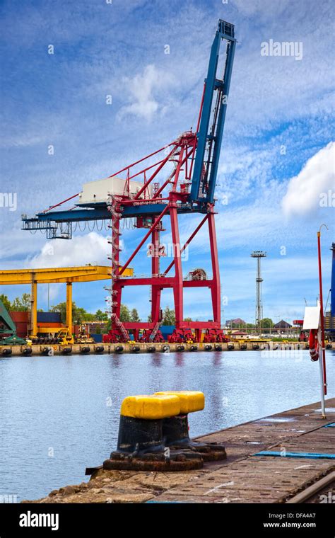 Quayside Gantry Cranes Hi Res Stock Photography And Images Alamy
