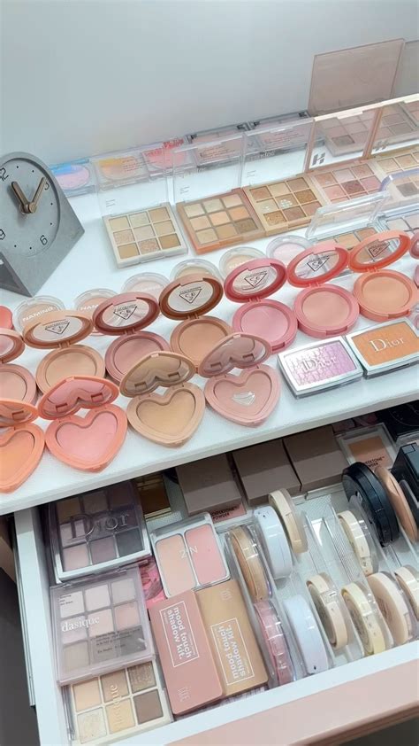 이대퍼스널컬러•메이크업레슨•퍼스널아이디 제가 수년간 메이크업을 했어요~ 그러다보니 좀 더 디테일하게 알수있죠 메이크업에서 중요한건 채도에요~ 내가 어느 정도의 채도가 잘