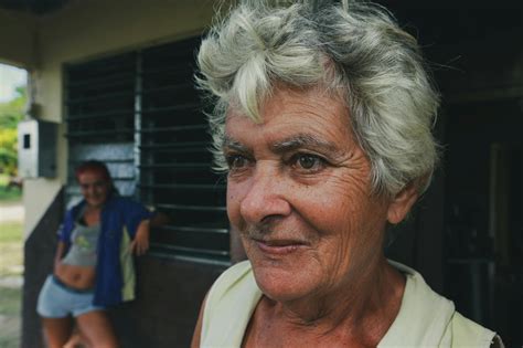 노년 미소 짓는 얼굴 사진 인물 사진 코 피어싱 할머니 행복한 확대 흰머리에 관한 무료 스톡 사진