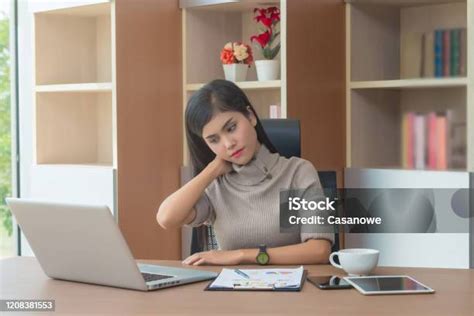 젊은 사업가 또는 비서 와 함께 작업 노트북 과 목과 어깨 통증 이 작업 후 열심히 사무실에서 느낌 그래서 고통과 질병 사무실 증후군 증상 건강관리와 의술에 대한 스톡 사진