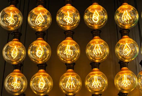 빛나는 필라멘트와 검은 색 배경행에 복고풍 고전 전구빛나는 노란색 금의 고립 된 그룹 0명에 대한 스톡 사진 및 기타 이미지 0명 개체 그룹 검은색 Istock