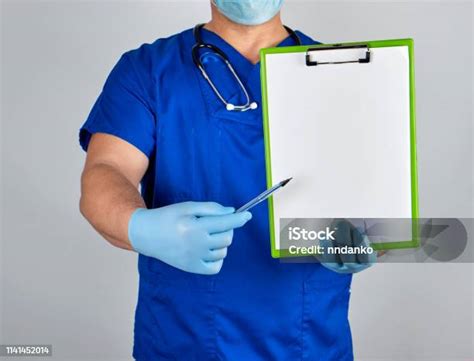 닥터 블루 유니폼과 멸 균 라텍스 장갑 종이 클립과 그의 손에 펜을 보유 건강 진단에 대한 스톡 사진 및 기타 이미지 건강 진단 건강관리와 의술 구급대원 Istock