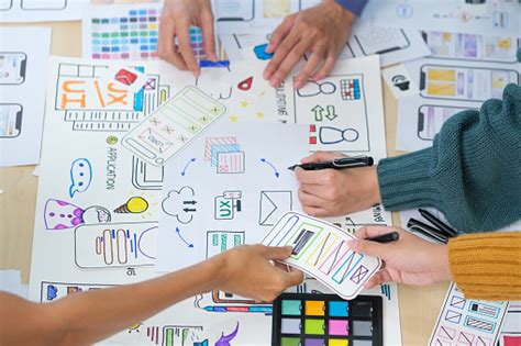 자른 샷 웹 사이트 디자이너 팀 계획 응용 프로그램 개발 초안 스케치 그리기 템플릿 레이아웃 프레임 워크 현대 사무실에서 설계도에 대한 스톡 사진 및 기타 이미지 Istock