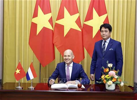 Chủ Tịch Nước Nguyễn Xuân Phúc Tiếp Đại Sứ Hà Lan Kees Van Baar đến Trình Quốc Thư Ảnh Thời Sự