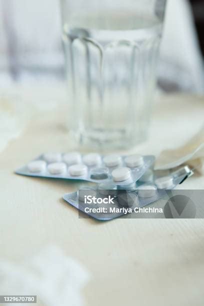 의약품의 클로즈업 샷 환자의 침대 앞에손수건 알약 코 방울을 사용됩니다 감기 치료의 개념 가정 생활에 대한 스톡 사진 및 기타 이미지 Istock