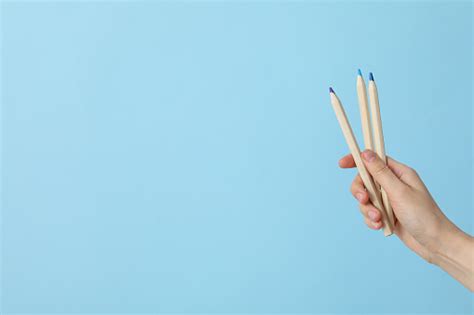 여성의 손은 파란색 배경에 여러 가지 색의 연필을 들고 텍스트를 위한 장소를 제공합니다 가리키기에 대한 스톡 사진 및 기타 이미지 가리키기 공란 광고 Istock