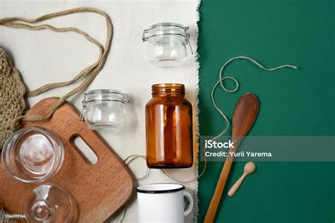 플라스틱 무료 제로 폐기물 쇼핑 및 생활 재사용 재활용 녹색 배경에 과일이나 야채 린넨 식탁보 유리 항아리 컵과 나무 숟가락을위한 수제 생산 가방 0에 대한 스톡 사진 및