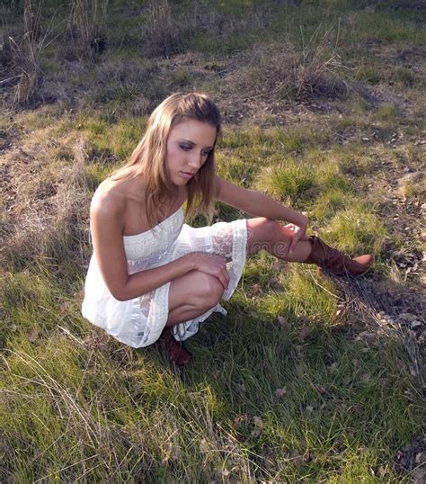 Mujer Desnuda Flaca Joven Con El Sombrero De Paja Foto De Archivo Imagen De Pechos Rubio