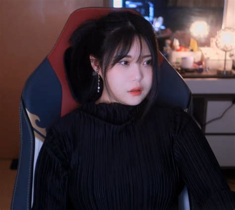 머리 묶은 백설양 치지직 에펨코리아