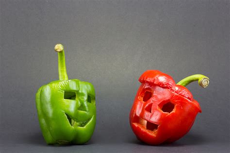 할로윈에 대 한 어두운 배경에서 피망에 새겨진 무서운 얼굴 계절에 대한 스톡 사진 및 기타 이미지 계절 귀여운 노랑 Istock