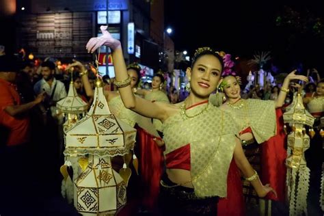 นทท แน่นประตูท่าแพ ชมขบวนแห่โคมล้านนางานยี่เป็งเชียงใหม่