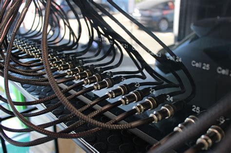 주유소에서 전기 자동차 및 하이브리드 용 배터리 셀을 테스트하기위한 장비 검사 보기에 대한 스톡 사진 및 기타 이미지 검사 보기 고압 전류 주의 문자 Istock