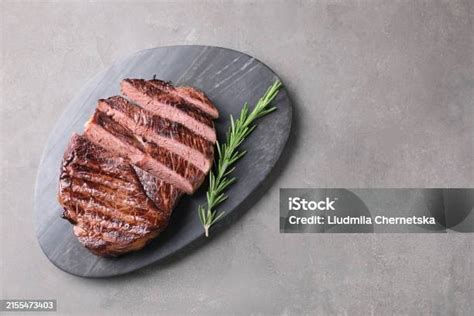 회색 질감의 테이블에 로즈마리를 곁들인 맛있는 튀긴 쇠고기 고기 평면도 텍스트를 위한 공간 0명에 대한 스톡 사진 및 기타 이미지 Istock
