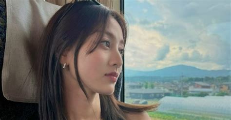 “핫해도 너무 핫해” 트와이스 지효 튜브톱으로 뽐낸 볼륨감 “허리라인 노출”