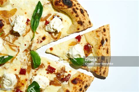 흰색 배경에 고립 된 다양한 종류의 치즈와 양파 잼을 곁들인 슬라이스 피자 0명에 대한 스톡 사진 및 기타 이미지 0명 모차렐라 미식가 Istock