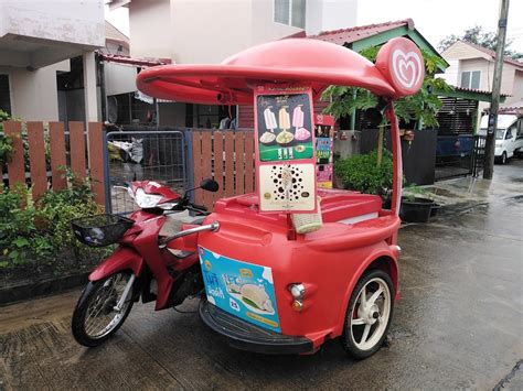 ไอติมวอลล์ ในเมืองอำเภอพัฒนานิคม