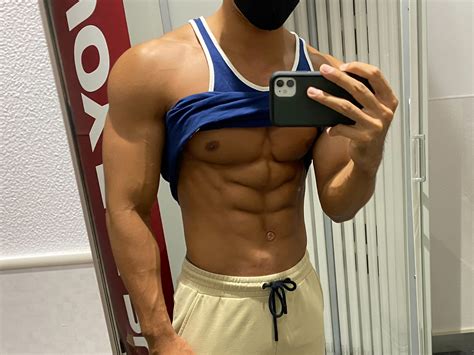 筋トレ大好き営業マン On Twitter 減量して腹筋割れてくるのは良いけど、 絞れば絞るほどでべそなるんよな～ なんか草 筋トレ