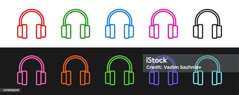 흑백 배경에 격리 된 세트 헤드폰 아이콘을 설정합니다 이어폰 음악 서비스 커뮤니케이션 및 운영자를 청취하기위한 개념 벡터 Dj에 대한 스톡 벡터 아트 및 기타 이미지