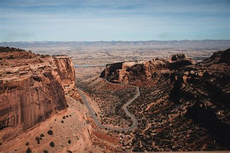 여름에는 높은 절벽과 푸른 하늘을 배경으로 한 고속도로의 매혹적인 전망 0명에 대한 스톡 사진 및 기타 이미지 0명 강렬하고 밝은 색상 경관 Istock