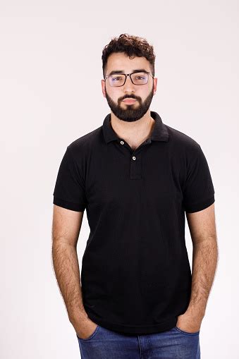 안경을 쓰고 주머니에 손을 얹은 검은 셔츠를 입은 수염 남자 검은색에 대한 스톡 사진 및 기타 이미지 검은색 안경 청년