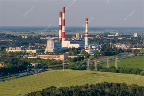 화학 기업 공장의 파이프에 대한 조감도 대기 오염 개념 산업 경관 환경 오염 화력 발전소의 폐기물 프리미엄 사진