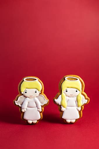 빨간 배경에 작은 귀여운 천사의 진저 브레드 쿠키 전통적인 크리스마스 음식입니다 크리스마스와 새해 휴일 개념입니다 0명에 대한 스톡 사진 및 기타 이미지 Istock