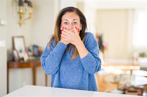 집에서 아름 다운 중간 나이 여자 실수에 대 한 손으로 입을 덮고 충격 비밀 개념입니다 가리기에 대한 스톡 사진 및 기타 이미지 가리기 입 한 명의 여자만 Istock