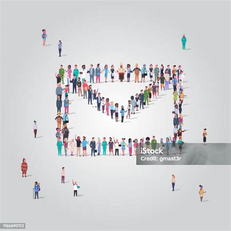 큰 사람들이 봉투 아이콘의 모양으로 함께 서 군중 다른 직업 직원 그룹 소셜 네트워크 통신 개념 전체 길이 군중에 대한 스톡 벡터 아트 및 기타 이미지 Istock