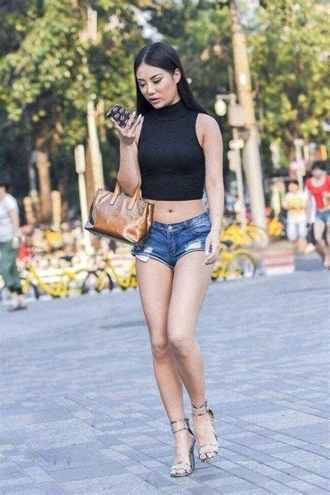 街拍美女 热裤短裙时尚美女 吸引无数路人的眼球热裤美女短裙新浪新闻